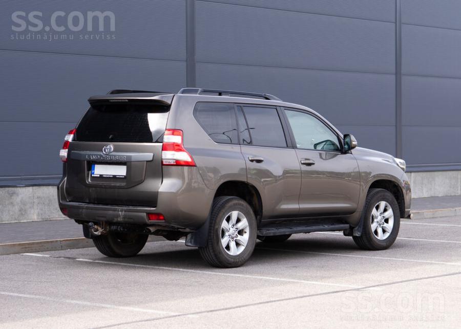 Brown Toyota Land Cruiser 2017 in Riga, with an engine capacity of 2.80 L and mileage of 150 thousand km for 29990 €, photo 6 on AUTOMOTO.COM.LV