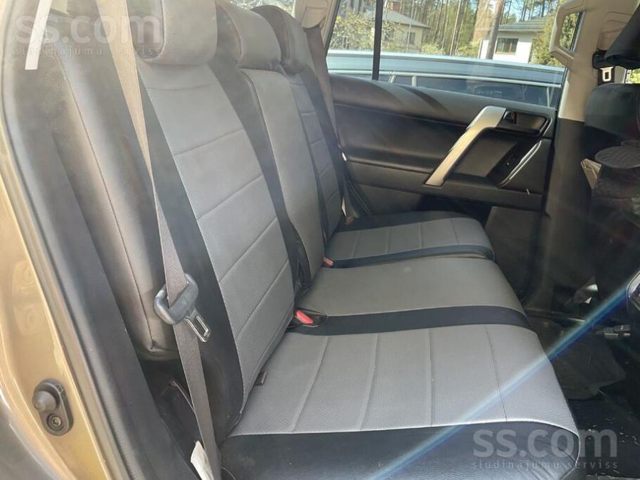 Brown Toyota Land Cruiser 2017 in Riga, with an engine capacity of 2.80 L and mileage of 150 thousand km for 29990 €, photo 11 on AUTOMOTO.COM.LV