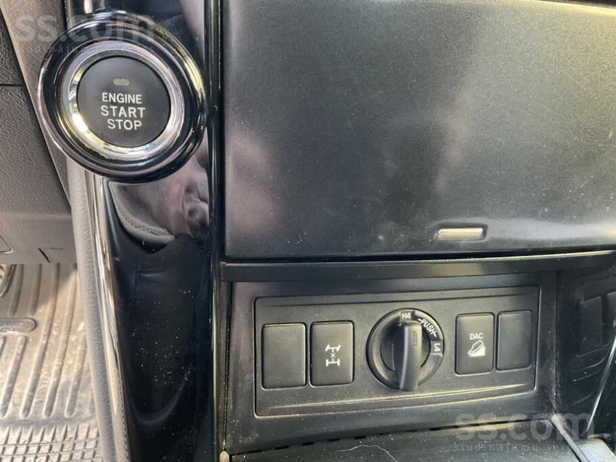 Brown Toyota Land Cruiser 2017 in Riga, with an engine capacity of 2.80 L and mileage of 150 thousand km for 29990 €, photo 12 on AUTOMOTO.COM.LV