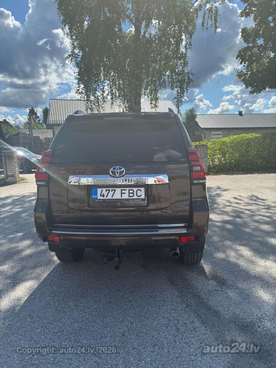 Brūns Toyota Land Cruiser 2018 Viljandi, ar dzinēja tilpumu 2.80 L un nobraukumu 222 tūkst. km par 39000 €, foto 4 vietnē AUTOMOTO.COM.LV
