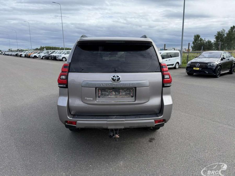 Brown Toyota Land Cruiser 2021 in Vilnius, with an engine capacity of 2.76 L and mileage of 158 thousand km for 39900 €, photo 7 on AUTOMOTO.COM.LV