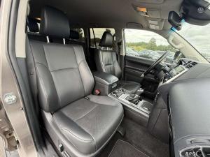 Brown Toyota Land Cruiser 2021 in Vilnius, with an engine capacity of 2.76 L and mileage of 158 thousand km for 39900 €, photo 31 on AUTOMOTO.COM.LV