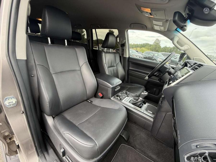Brown Toyota Land Cruiser 2021 in Vilnius, with an engine capacity of 2.76 L and mileage of 158 thousand km for 39900 €, photo 31 on AUTOMOTO.COM.LV