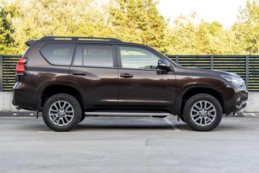 Brūns Toyota Land Cruiser 2021 Viļņa, ar dzinēja tilpumu 2.76 L un nobraukumu 78 tūkst. km par 49000 €, foto 7 vietnē AUTOMOTO.COM.LV