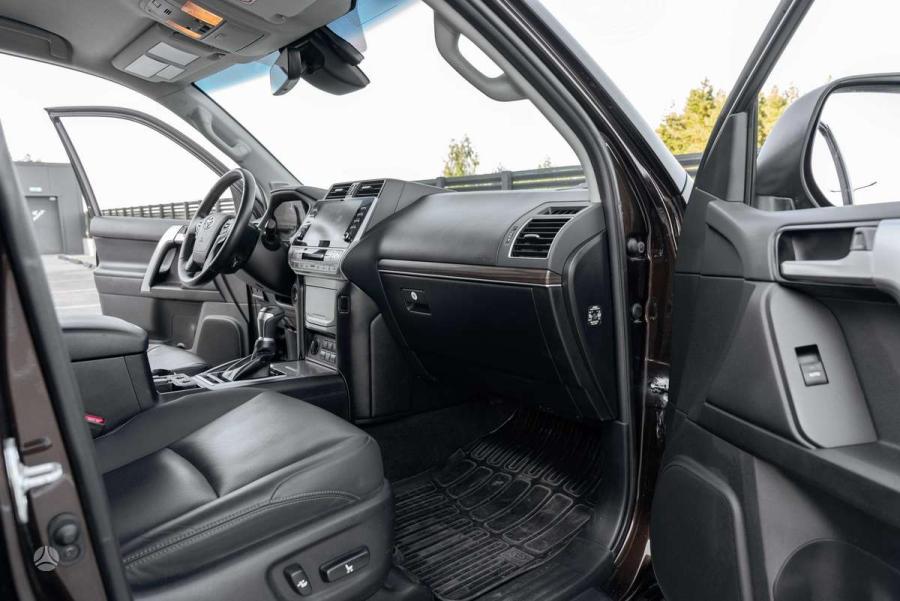 Brūns Toyota Land Cruiser 2021 Viļņa, ar dzinēja tilpumu 2.76 L un nobraukumu 78 tūkst. km par 49000 €, foto 19 vietnē AUTOMOTO.COM.LV