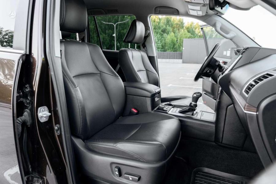 Brūns Toyota Land Cruiser 2021 Viļņa, ar dzinēja tilpumu 2.76 L un nobraukumu 78 tūkst. km par 49000 €, foto 20 vietnē AUTOMOTO.COM.LV