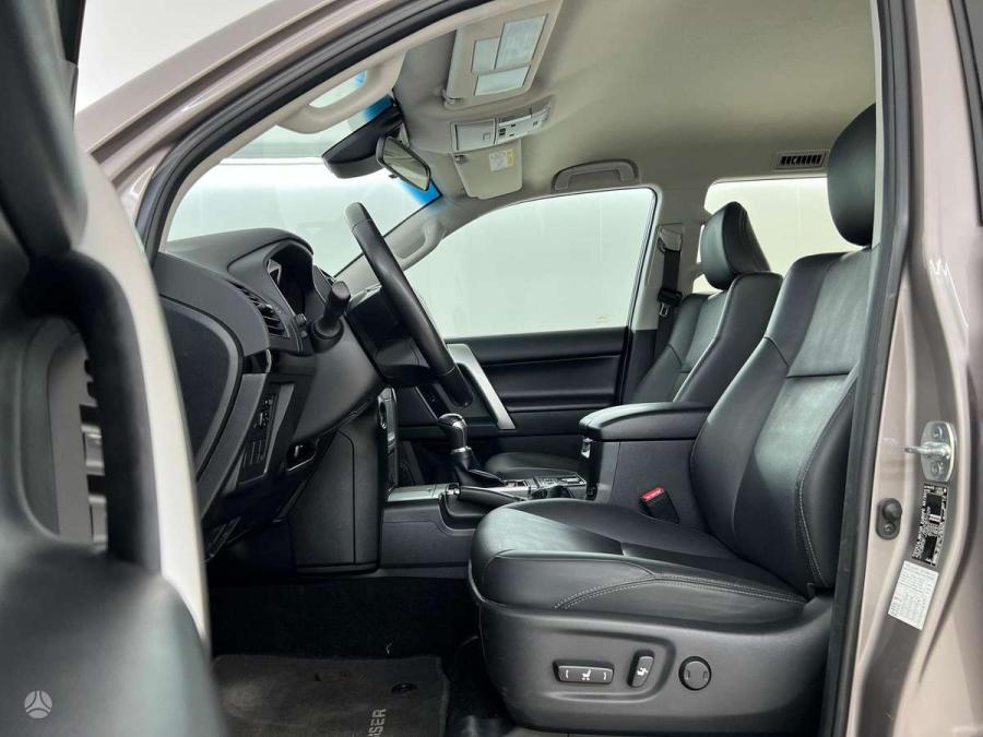 Brūns Toyota Land Cruiser 2023 Viļņa, ar dzinēja tilpumu 2.76 L un nobraukumu 84 tūkst. km par 46900 €, foto 12 vietnē AUTOMOTO.COM.LV