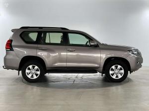 Brūns Toyota Land Cruiser 2023 Viļņa, ar dzinēja tilpumu 2.76 L un nobraukumu 84 tūkst. km par 46900 €, foto 17 vietnē AUTOMOTO.COM.LV