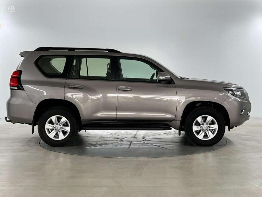 Brūns Toyota Land Cruiser 2023 Viļņa, ar dzinēja tilpumu 2.76 L un nobraukumu 84 tūkst. km par 46900 €, foto 17 vietnē AUTOMOTO.COM.LV