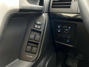 Brūns Toyota Land Cruiser 2023 Viļņa, ar dzinēja tilpumu 2.76 L un nobraukumu 84 tūkst. km par 46900 €, foto 25 vietnē AUTOMOTO.COM.LV