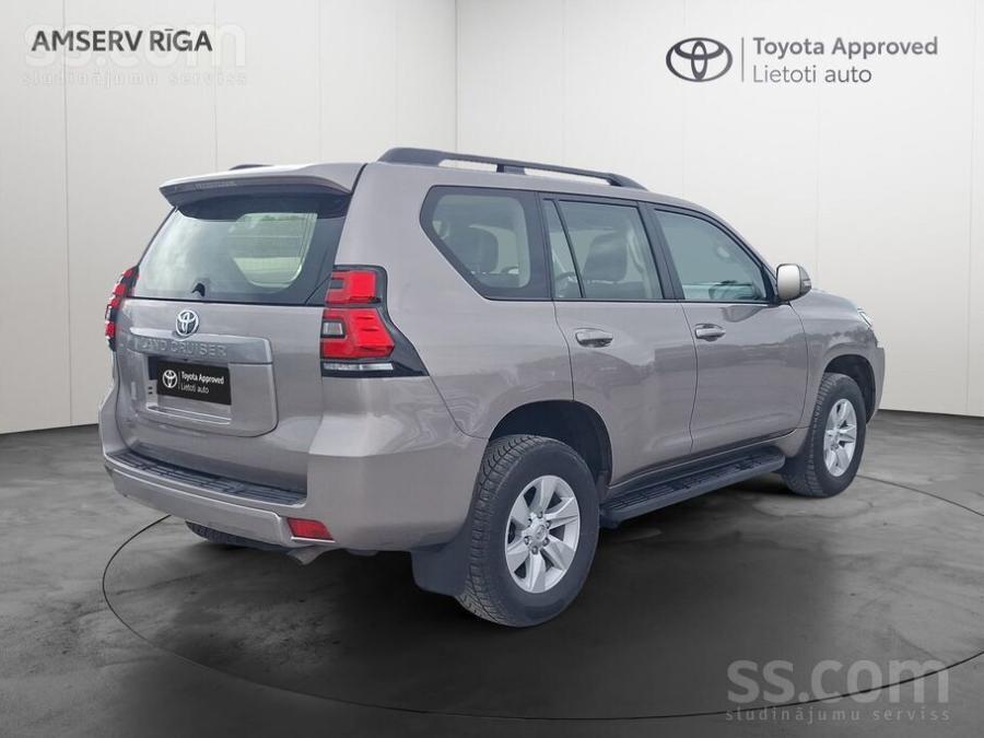 Brown Toyota Land Cruiser 2023 in Riga, with an engine capacity of 2.80 L and mileage of 69 thousand km for 49900 €, photo 3 on AUTOMOTO.COM.LV