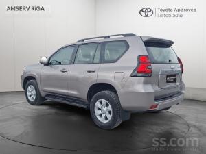 Brown Toyota Land Cruiser 2023 in Riga, with an engine capacity of 2.80 L and mileage of 69 thousand km for 49900 €, photo 5 on AUTOMOTO.COM.LV