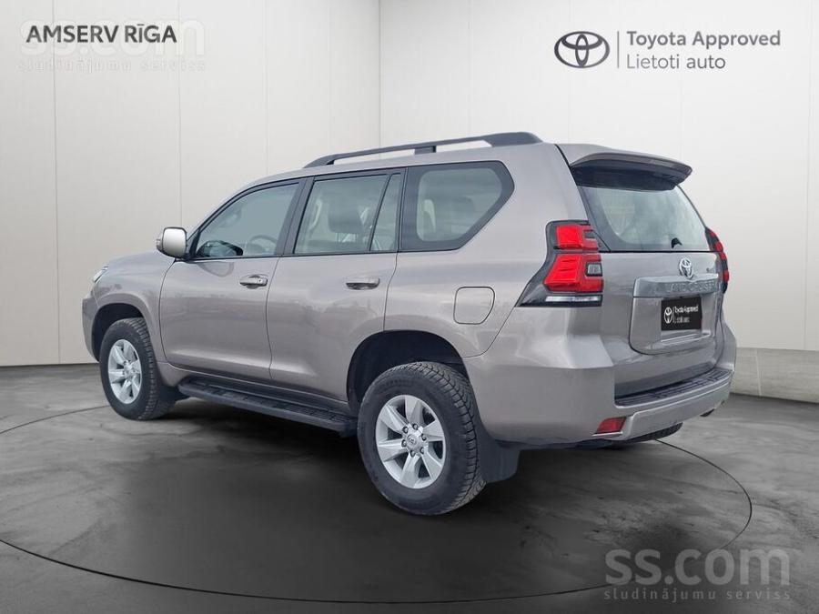 Brown Toyota Land Cruiser 2023 in Riga, with an engine capacity of 2.80 L and mileage of 69 thousand km for 49900 €, photo 5 on AUTOMOTO.COM.LV