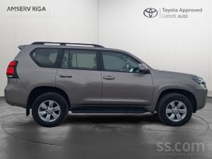 Brown Toyota Land Cruiser 2023 in Riga, with an engine capacity of 2.80 L and mileage of 69 thousand km for 49900 €, photo 9 on AUTOMOTO.COM.LV