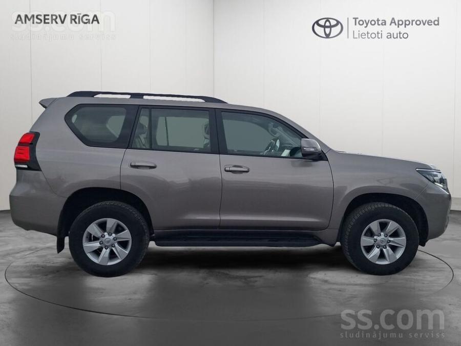 Brown Toyota Land Cruiser 2023 in Riga, with an engine capacity of 2.80 L and mileage of 69 thousand km for 49900 €, photo 9 on AUTOMOTO.COM.LV