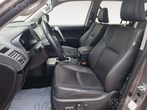 Brown Toyota Land Cruiser 2023 in Riga, with an engine capacity of 2.80 L and mileage of 69 thousand km for 49900 €, photo 11 on AUTOMOTO.COM.LV