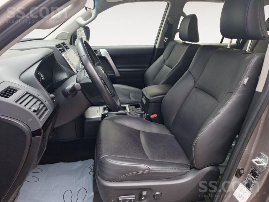Brown Toyota Land Cruiser 2023 in Riga, with an engine capacity of 2.80 L and mileage of 69 thousand km for 49900 €, photo 11 on AUTOMOTO.COM.LV