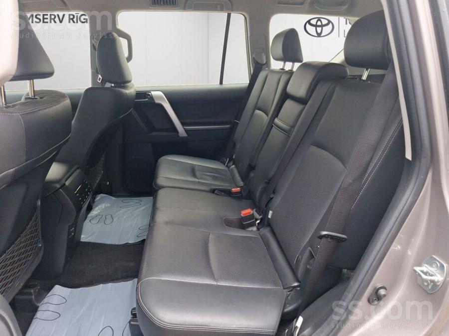 Brown Toyota Land Cruiser 2023 in Riga, with an engine capacity of 2.80 L and mileage of 69 thousand km for 49900 €, photo 12 on AUTOMOTO.COM.LV