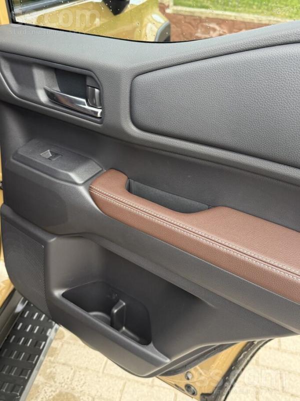 Brown Toyota Land Cruiser 2024 in Jekabpils, with an engine capacity of 2.80 L and mileage of 15 thousand km for 75500 €, photo 9 on AUTOMOTO.COM.LV