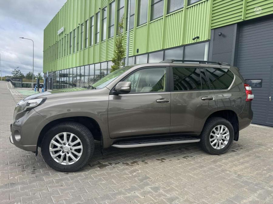 Brown Toyota Land Cruiser 2013 in Vilnius, with an engine capacity of 3.00 L and mileage of 260 thousand km for 27000 €, photo 3 on AUTOMOTO.COM.LV