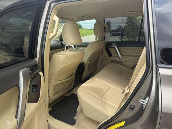 Brown Toyota Land Cruiser 2013 in Vilnius, with an engine capacity of 3.00 L and mileage of 260 thousand km for 27000 €, photo 6 on AUTOMOTO.COM.LV