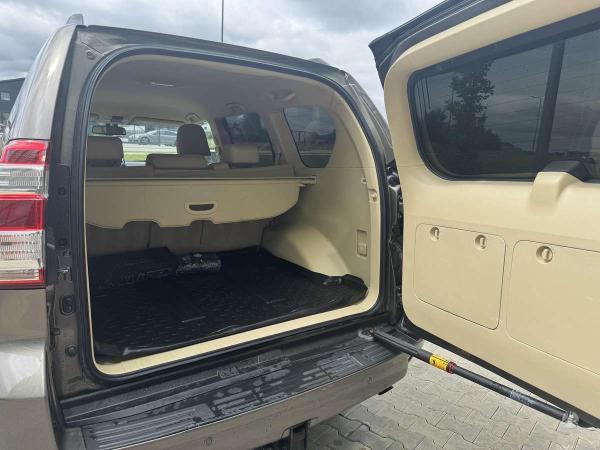 Brown Toyota Land Cruiser 2013 in Vilnius, with an engine capacity of 3.00 L and mileage of 260 thousand km for 27000 €, photo 7 on AUTOMOTO.COM.LV