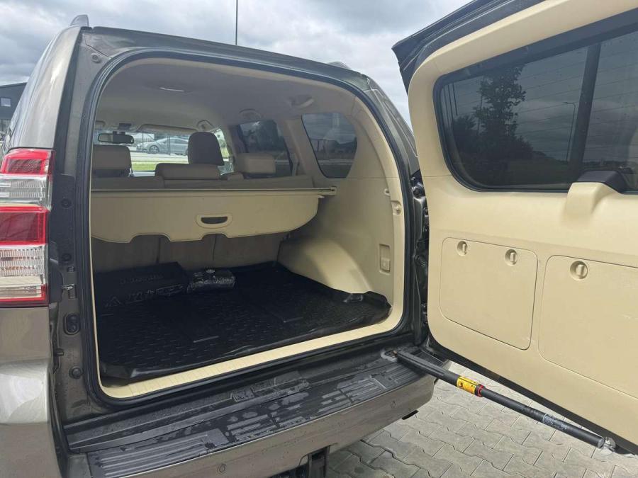 Brown Toyota Land Cruiser 2013 in Vilnius, with an engine capacity of 3.00 L and mileage of 260 thousand km for 27000 €, photo 8 on AUTOMOTO.COM.LV