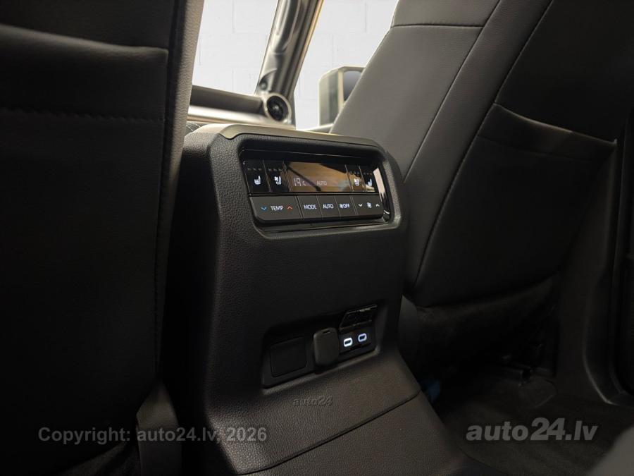 Brūns Toyota Land Cruiser 2026 Tartu, ar dzinēja tilpumu 2.80 L un nobraukumu 16 tūkst. km par 91900 €, foto 18 vietnē AUTOMOTO.COM.LV