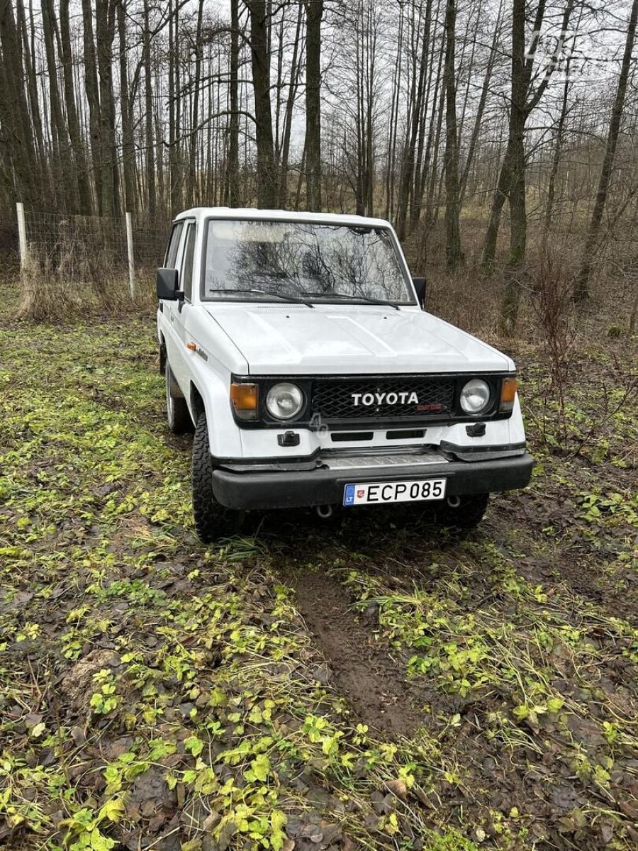 Toyota Land Cruiser 1987 Alīta, ar dzinēja tilpumu 2.40 L un nobraukumu 334 tūkst. km par 8500 €, foto 1 vietnē AUTOMOTO.COM.LV