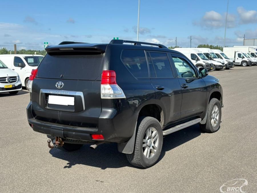 Toyota Land Cruiser 2013 in Vilnius, with an engine capacity of 2.98 L and mileage of 291 thousand km for 18900 €, photo 3 on AUTOMOTO.COM.LV
