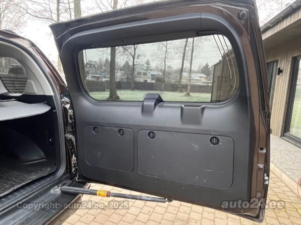 Toyota Land Cruiser 2020 Tallina, ar dzinēja tilpumu 2.80 L un nobraukumu 137 tūkst. km par 45000 €, foto 11 vietnē AUTOMOTO.COM.LV