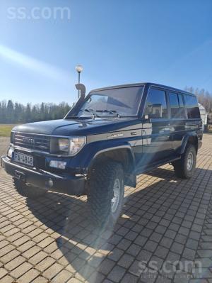 Green Toyota Land Cruiser 1993 in Riga, with an engine capacity of 2.40 L and mileage of 287 thousand km for 28500 €, photo  on AUTOMOTO.COM.LV