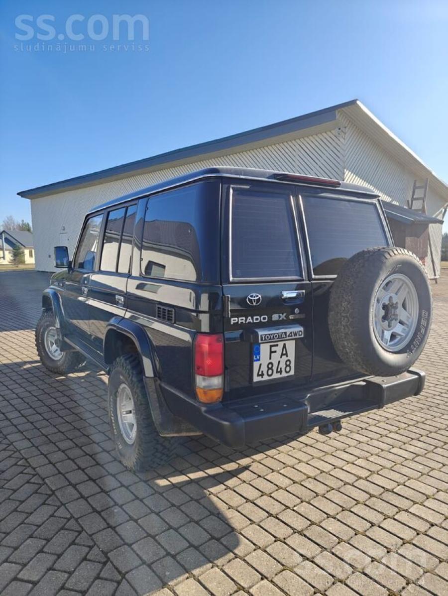 Green Toyota Land Cruiser 1993 in Riga, with an engine capacity of 2.40 L and mileage of 287 thousand km for 28500 €, photo 3 on AUTOMOTO.COM.LV