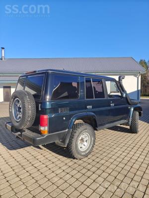 Green Toyota Land Cruiser 1993 in Riga, with an engine capacity of 2.40 L and mileage of 287 thousand km for 28500 €, photo 4 on AUTOMOTO.COM.LV