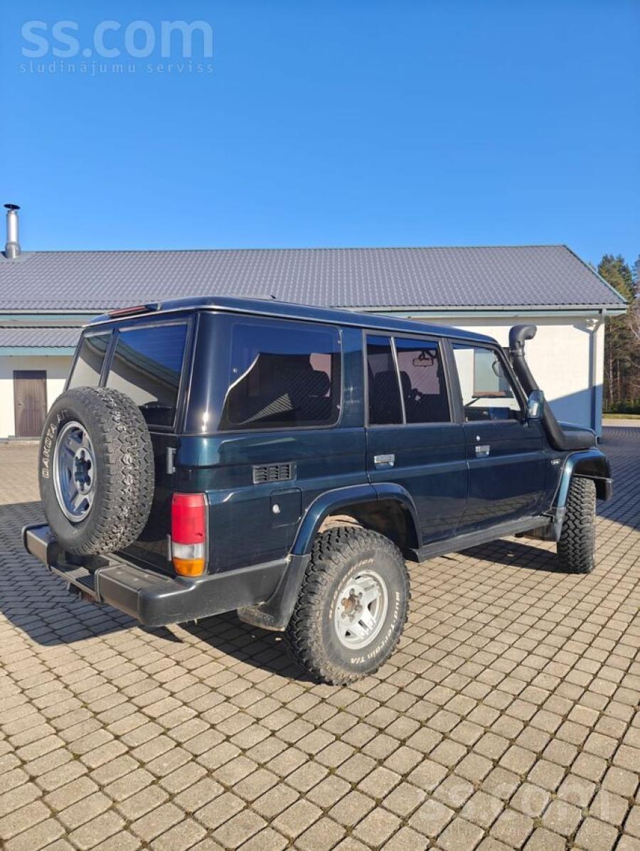 Green Toyota Land Cruiser 1993 in Riga, with an engine capacity of 2.40 L and mileage of 287 thousand km for 28500 €, photo 4 on AUTOMOTO.COM.LV