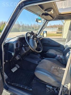 Green Toyota Land Cruiser 1993 in Riga, with an engine capacity of 2.40 L and mileage of 287 thousand km for 28500 €, photo 5 on AUTOMOTO.COM.LV
