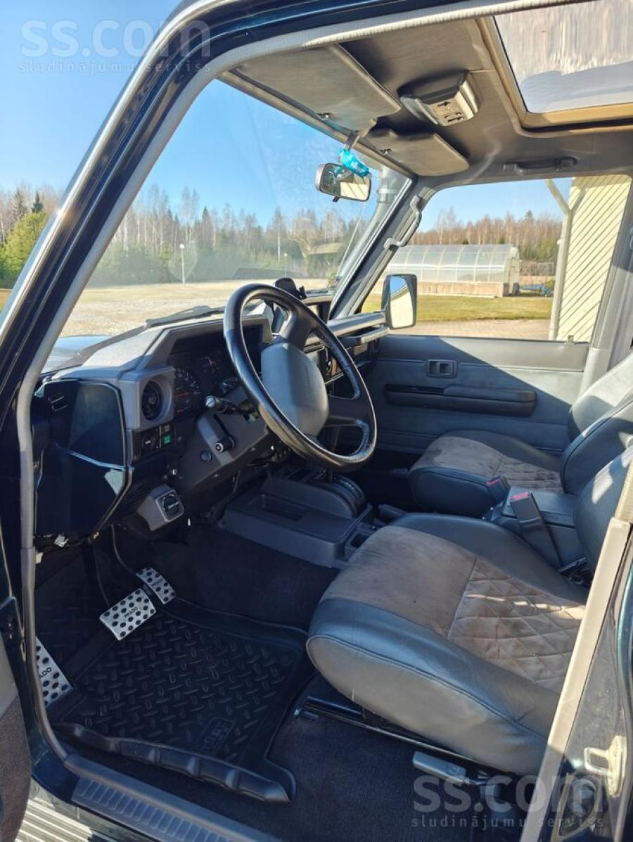 Green Toyota Land Cruiser 1993 in Riga, with an engine capacity of 2.40 L and mileage of 287 thousand km for 28500 €, photo 5 on AUTOMOTO.COM.LV