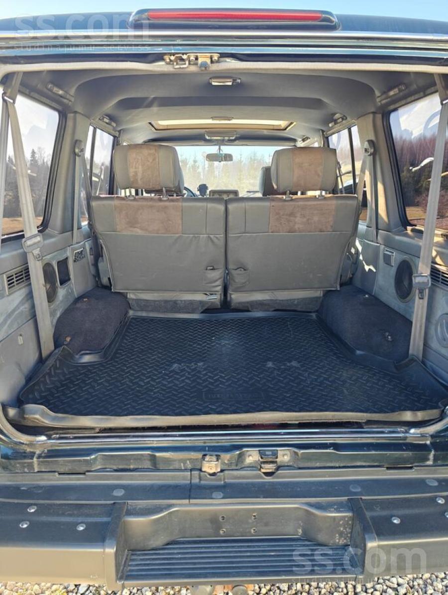 Green Toyota Land Cruiser 1993 in Riga, with an engine capacity of 2.40 L and mileage of 287 thousand km for 28500 €, photo 7 on AUTOMOTO.COM.LV