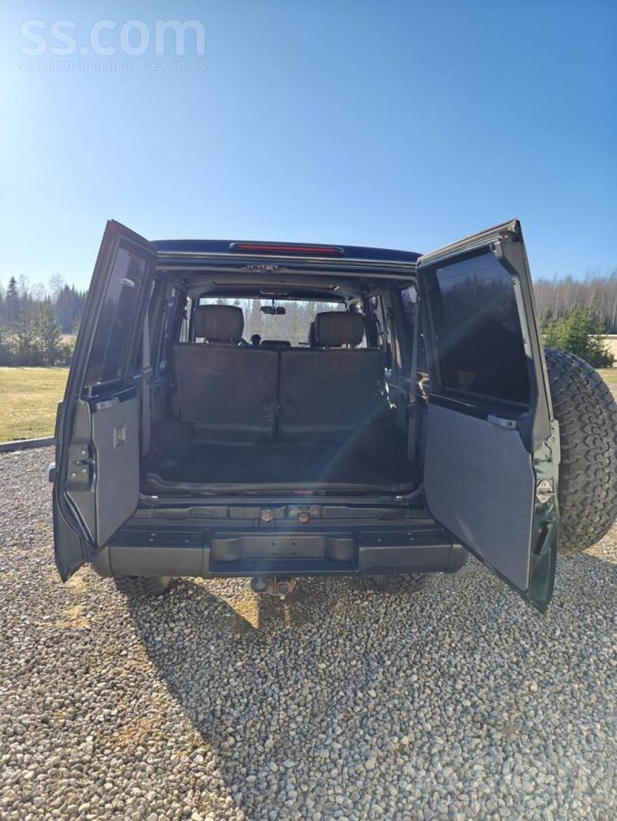 Green Toyota Land Cruiser 1993 in Riga, with an engine capacity of 2.40 L and mileage of 287 thousand km for 28500 €, photo 9 on AUTOMOTO.COM.LV