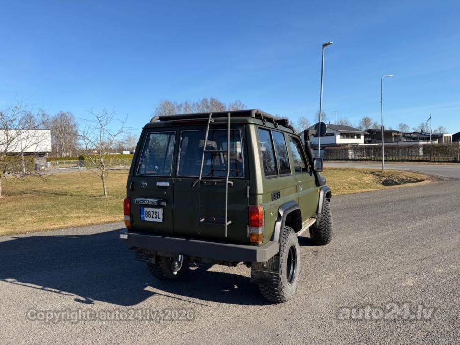 Green Toyota Land Cruiser 1995 in Tallinn, with an engine capacity of 3.00 L and mileage of 326 thousand km for 11999 €, photo 8 on AUTOMOTO.COM.LV