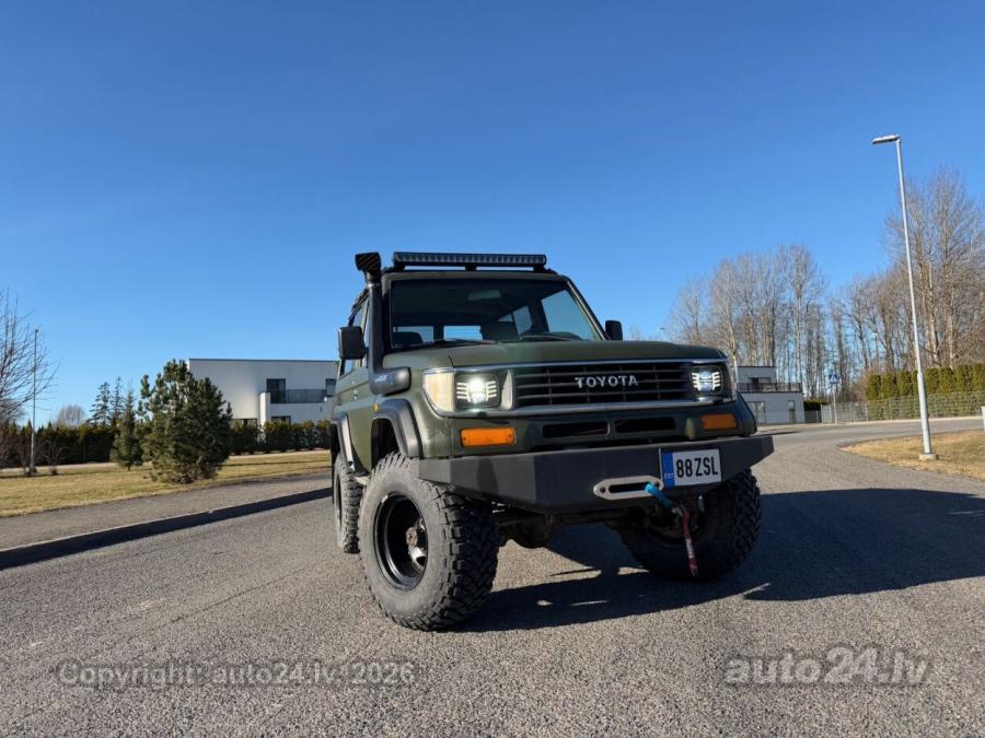 Green Toyota Land Cruiser 1995 in Tallinn, with an engine capacity of 3.00 L and mileage of 326 thousand km for 11999 €, photo 12 on AUTOMOTO.COM.LV