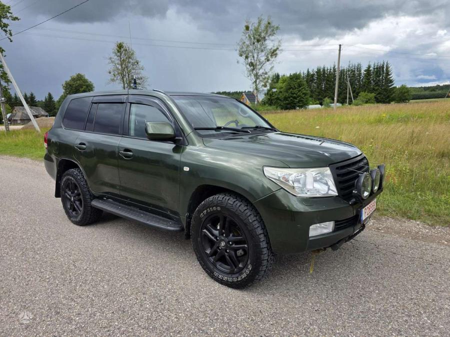 Green Toyota Land Cruiser 2008 in Kaunas, with an engine capacity of 4.46 L and mileage of 296 thousand km for 21500 €, photo 1 on AUTOMOTO.COM.LV