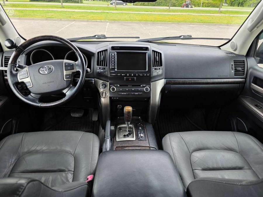 Green Toyota Land Cruiser 2008 in Kaunas, with an engine capacity of 4.46 L and mileage of 296 thousand km for 21500 €, photo 7 on AUTOMOTO.COM.LV