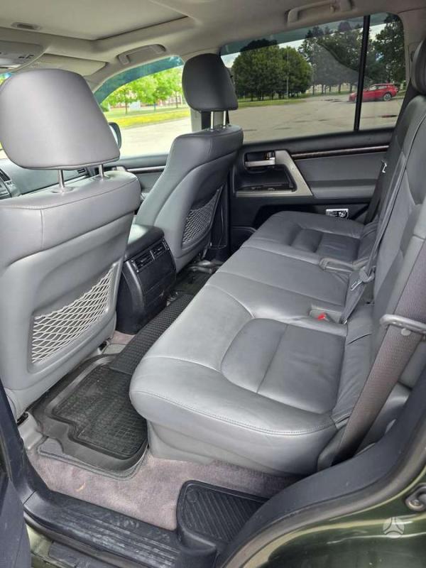 Green Toyota Land Cruiser 2008 in Kaunas, with an engine capacity of 4.46 L and mileage of 296 thousand km for 21500 €, photo 9 on AUTOMOTO.COM.LV