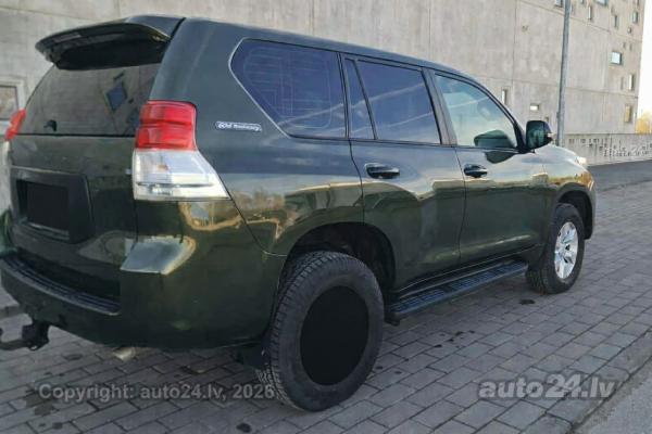 Green Toyota Land Cruiser 2012 in Tallinn, with an engine capacity of 0.00 L and mileage of 239 thousand km for 20999 €, photo 2 on AUTOMOTO.COM.LV
