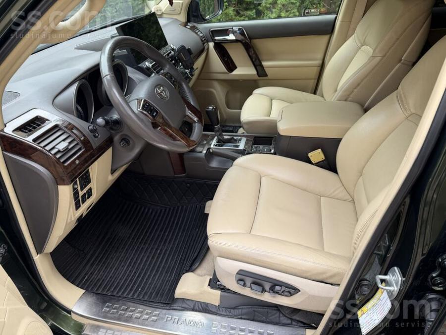 Green Toyota Land Cruiser 2014 in Riga, with an engine capacity of 3.00 L and mileage of 111 thousand km for 29700 €, photo 5 on AUTOMOTO.COM.LV