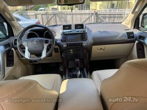 Green Toyota Land Cruiser 2017 in Tallinn, with an engine capacity of 2.80 L and mileage of 200 thousand km for 31990 €, photo 4 on AUTOMOTO.COM.LV