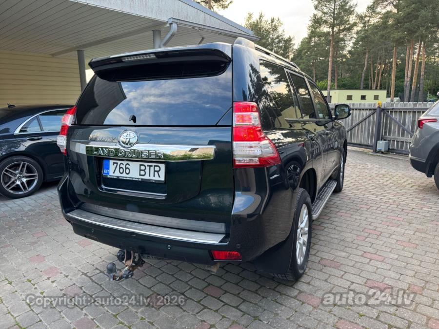 Green Toyota Land Cruiser 2017 in Tallinn, with an engine capacity of 2.80 L and mileage of 200 thousand km for 31990 €, photo 5 on AUTOMOTO.COM.LV