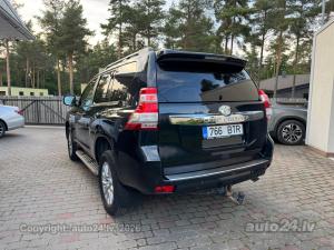 Green Toyota Land Cruiser 2017 in Tallinn, with an engine capacity of 2.80 L and mileage of 200 thousand km for 31990 €, photo 6 on AUTOMOTO.COM.LV