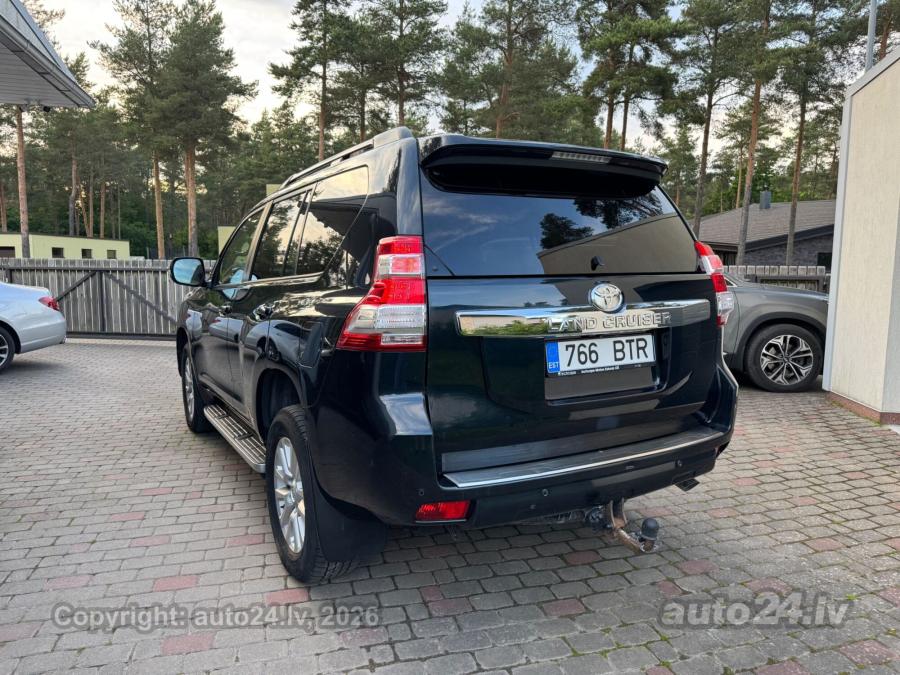 Green Toyota Land Cruiser 2017 in Tallinn, with an engine capacity of 2.80 L and mileage of 200 thousand km for 31990 €, photo 6 on AUTOMOTO.COM.LV